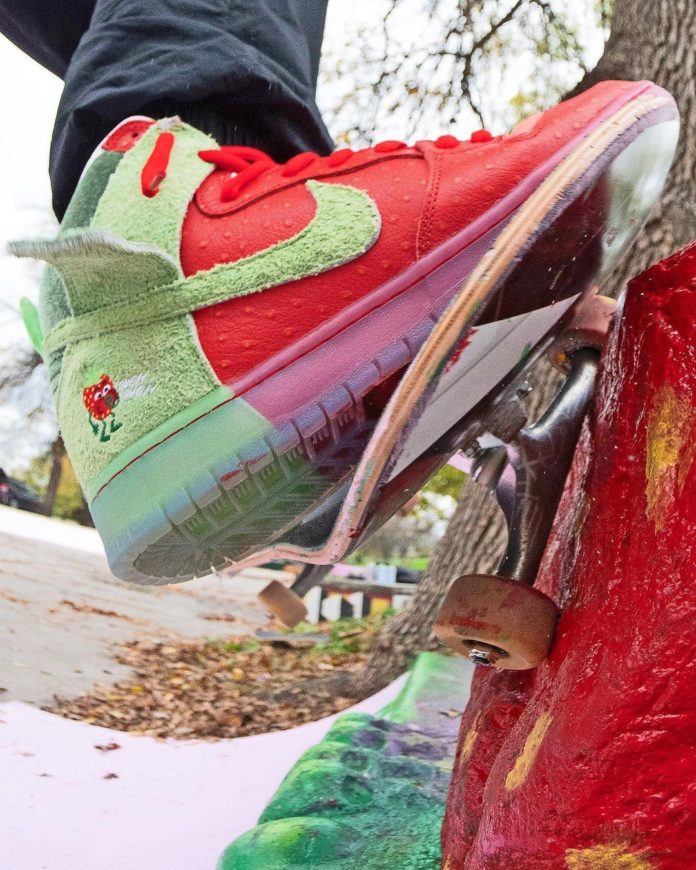 Nike SB Dunk High Strawberry Cough CW7093-600 Release Date - SBD