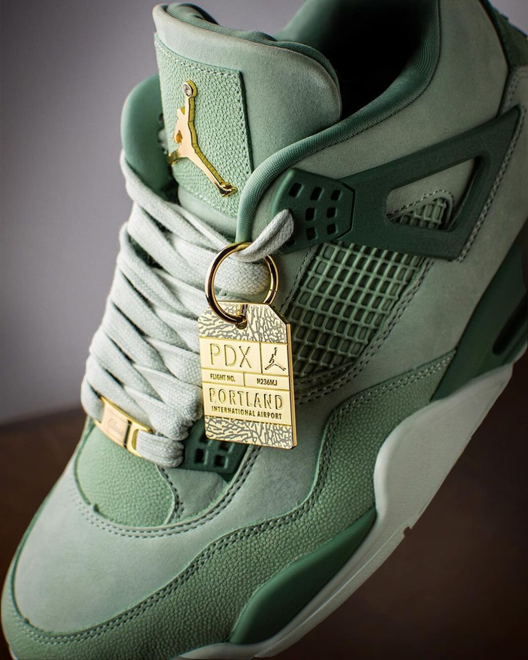 Air Jordan 4 "First Class" PE With Diamonds