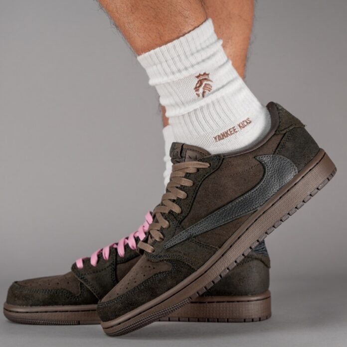 Este é o lindo tenis Travis Scott x Air Jordan 1 Low OG “Velvet Brown ...