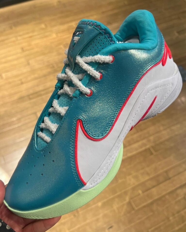 Nike LeBron 22 Christmas HV5148-600